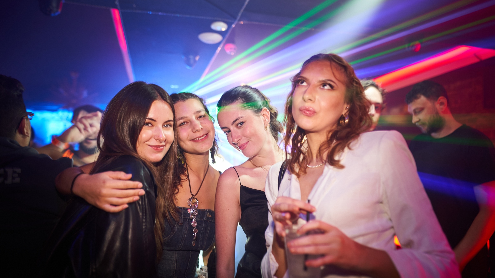 1 Big Night Out Weekend London Bar Crawl at Coyote Ugly Saloon ...